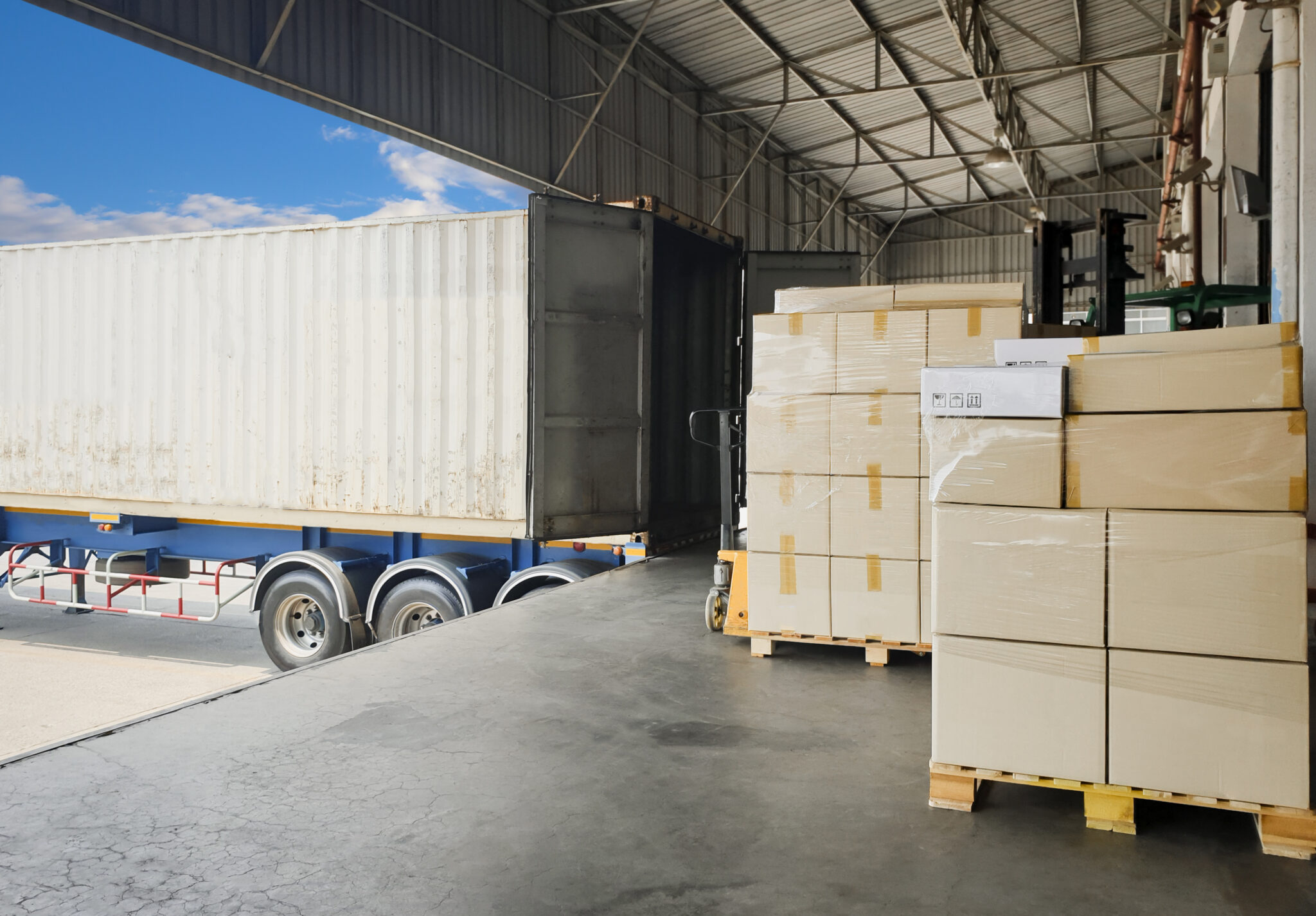 Forklift Safety - Expert Tips for Trailer Loading & Unloading